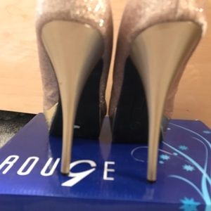 Rogue | Shoes | Gold Sparkle Platform Heels | Poshmark